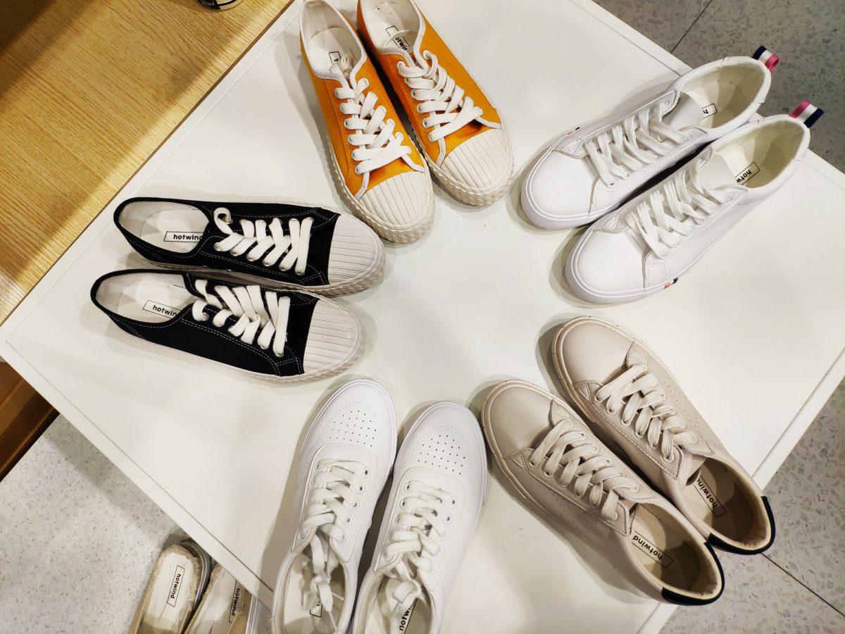 Footwear retailer Hotwind (热风) having a crazy sale with shoes storewide ...