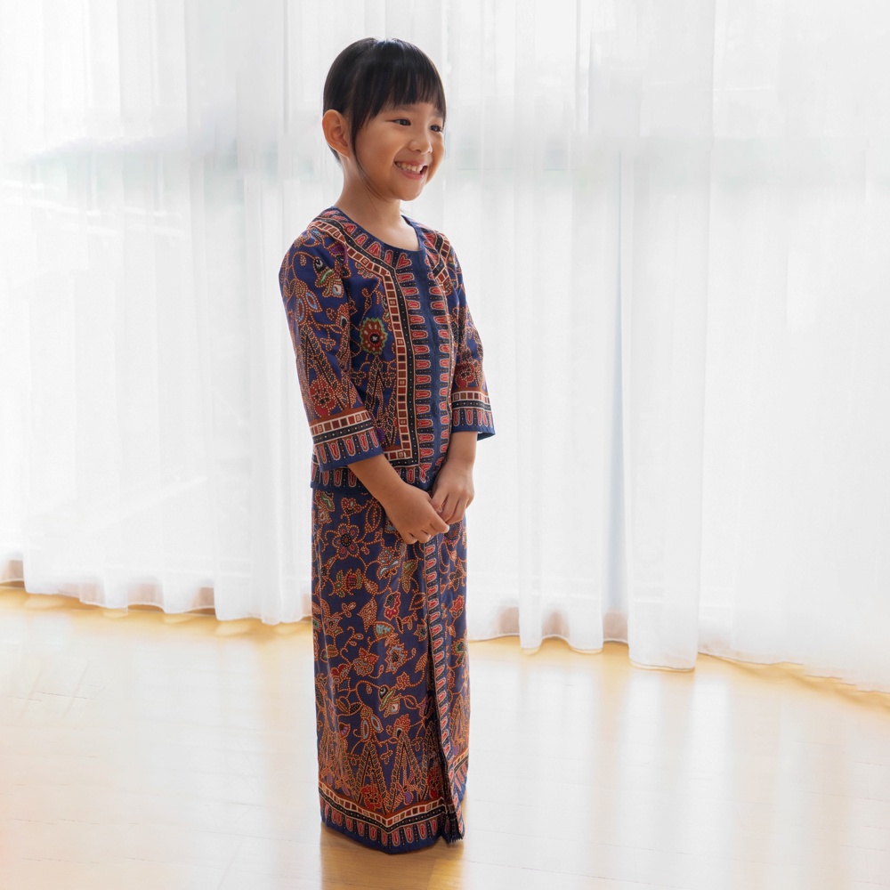 Singapore Airlines selling Junior Sarong Kebaya Cabin Crew Uniform for ...