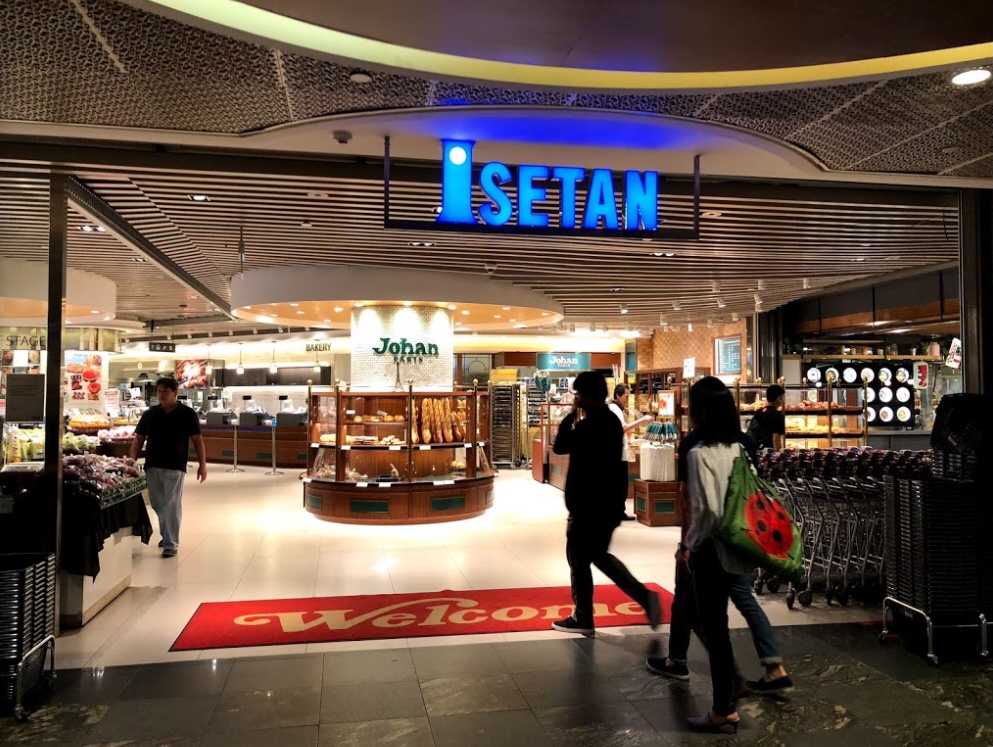 ISETAN S'pore selling Japan-famous Tokyo Banana Sponge Cake Snack at S ...