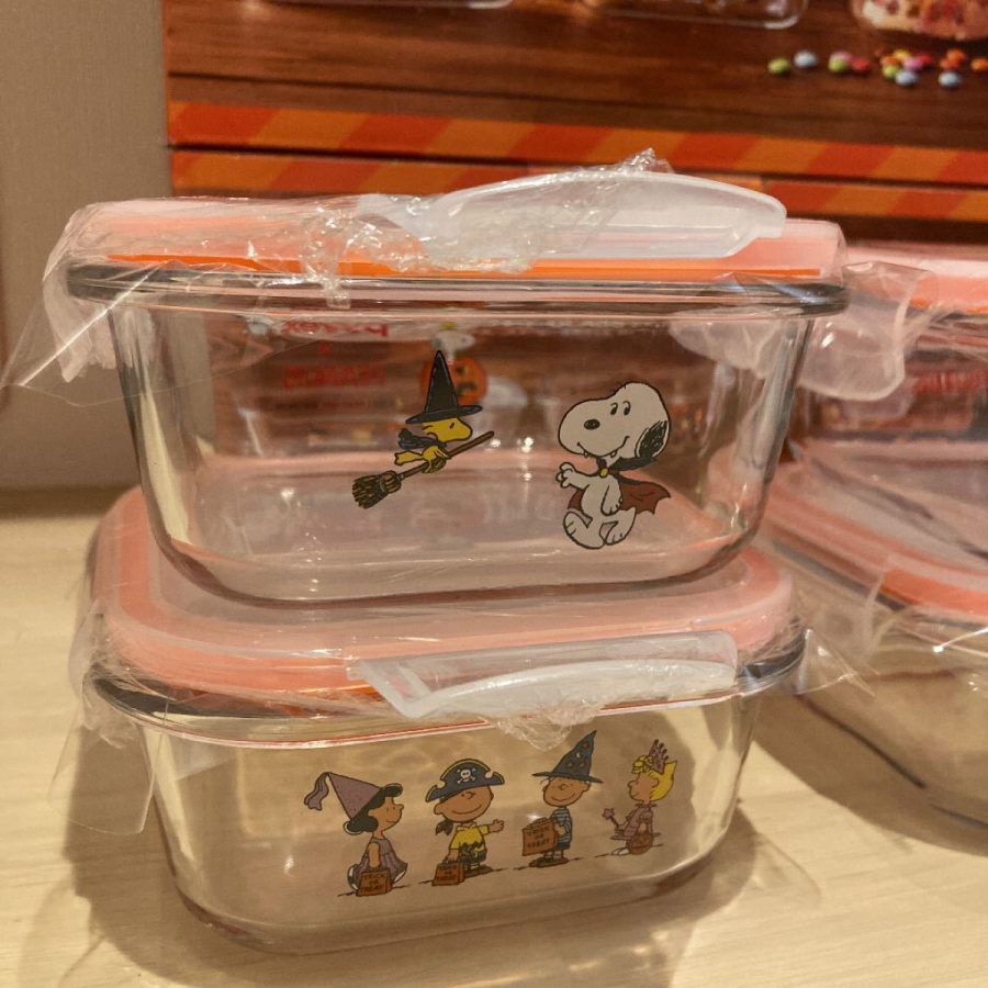 Corelle S'pore selling Halloween-themed 8pc Pyrex Snoopy Glass Storage ...