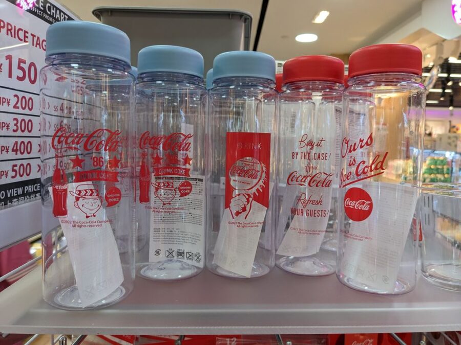 Daiso has lots of Coca-Cola-themed Products including tableware, picnic ...