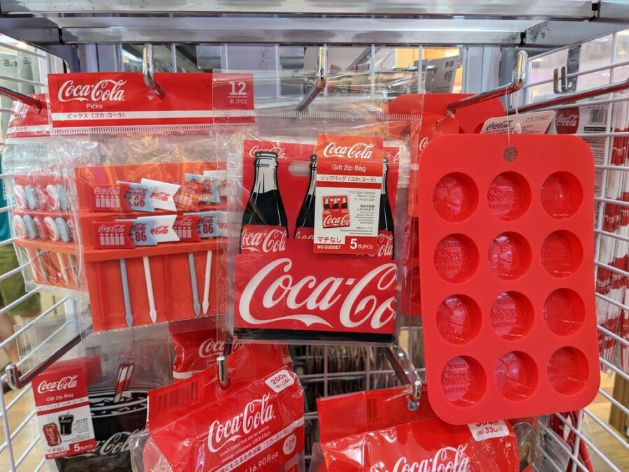 Daiso has lots of Coca-Cola-themed Products including tableware, picnic ...