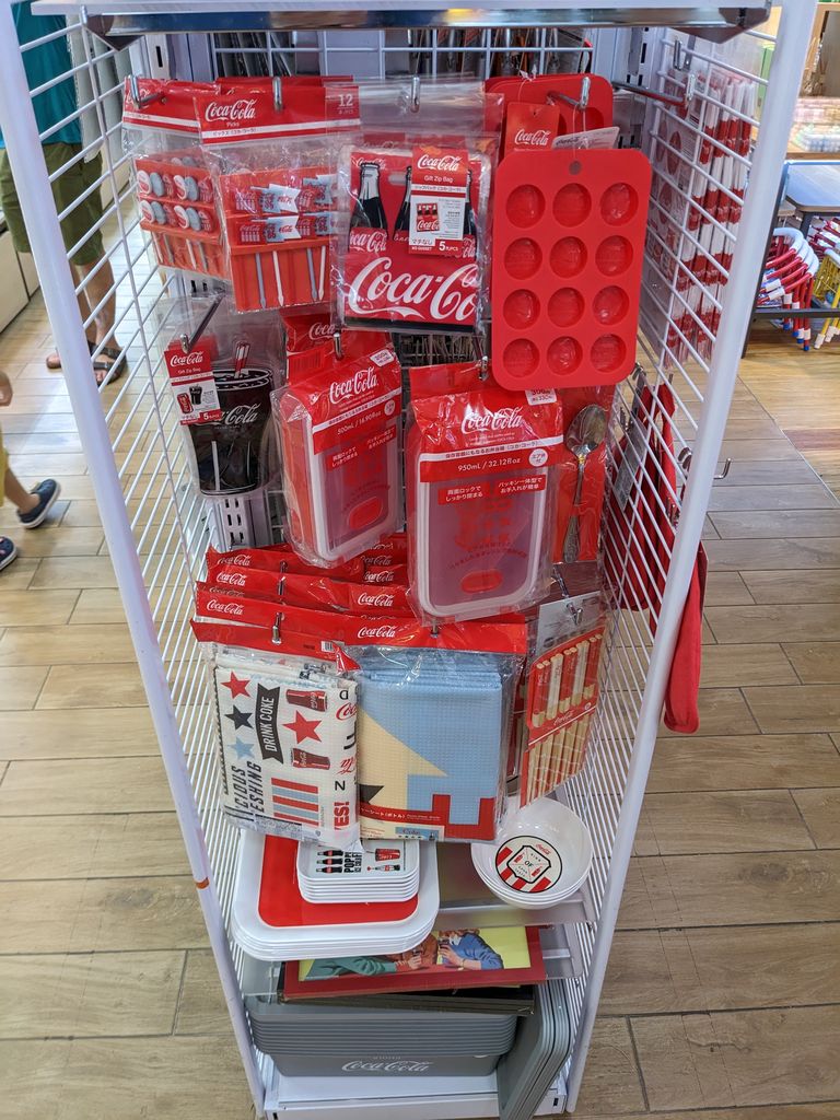 Daiso has lots of Coca-Cola-themed Products including tableware, picnic ...