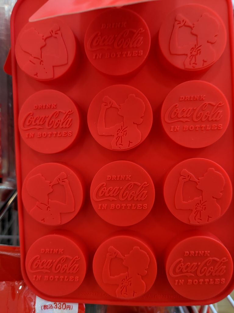 Daiso has lots of Coca-Cola-themed Products including tableware, picnic ...