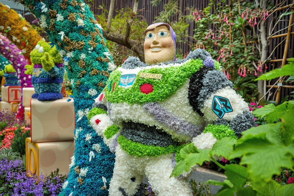 Disney Garden of Wonder brings Themed Topiaries & Sculptures to Gardens ...
