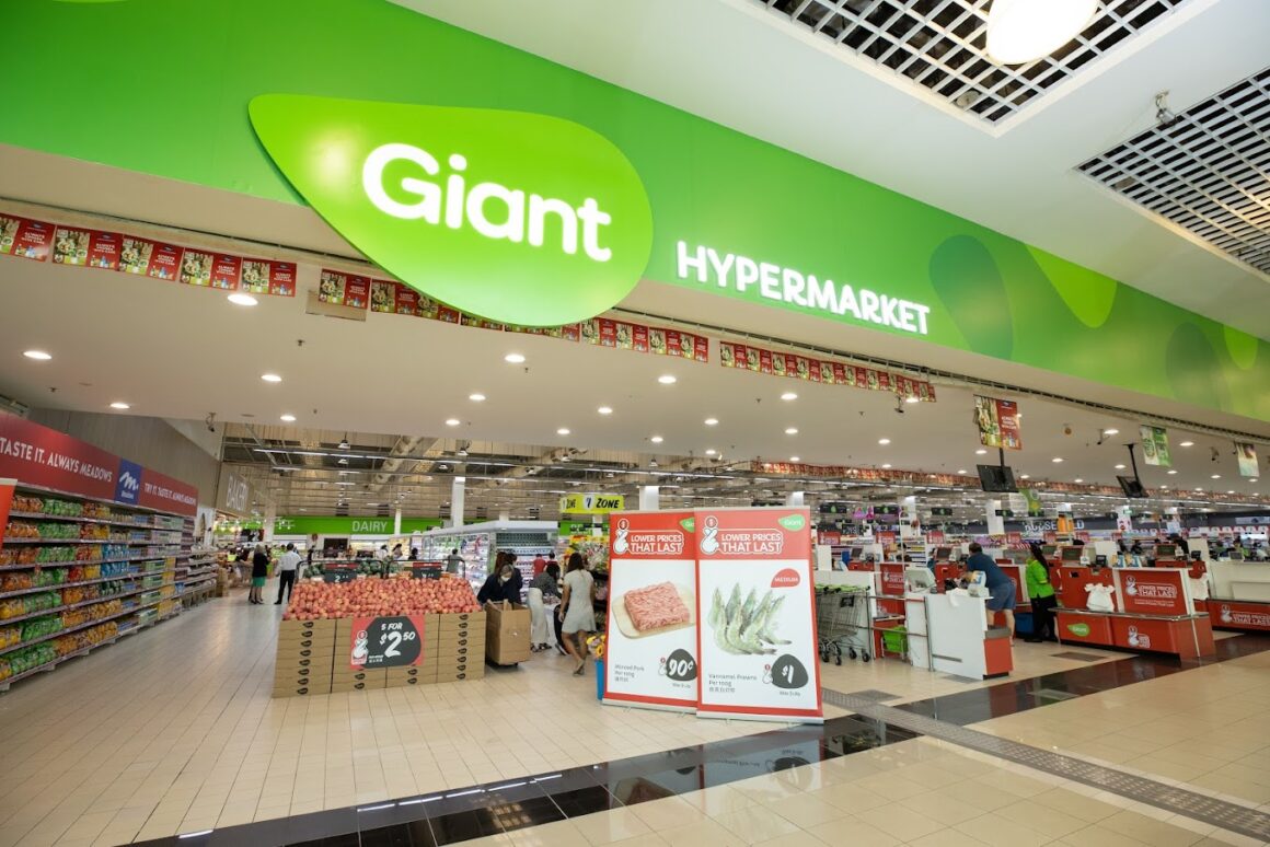 Giant Singapore Rings in the Season with FREE LINE FRIENDS minini ...